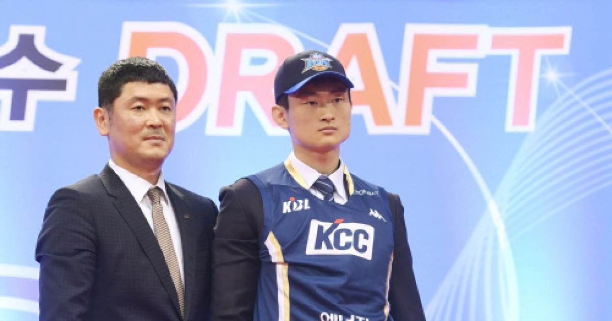 [SS포토] 김국찬, 전주 KCC 유니폼 입었다!