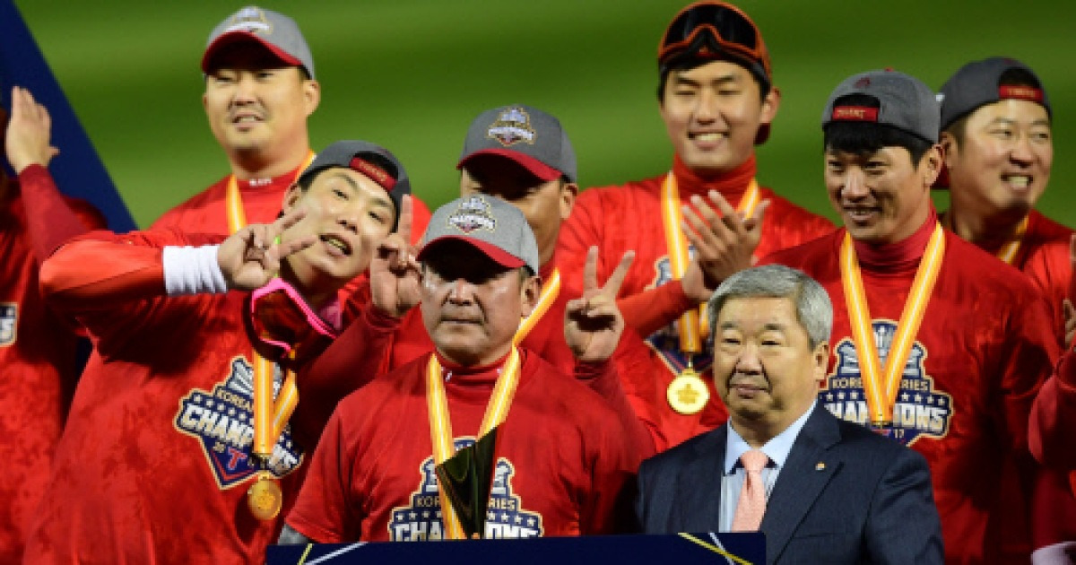 KIA, V11 달성한 김기태 감독과 3년 총액 20억원 재계약