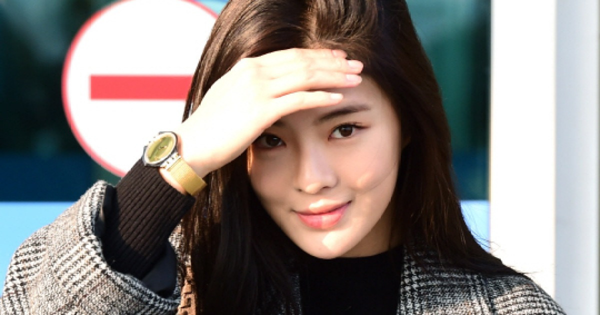 [포토] 이선빈, '손으로 가려도 예쁨'