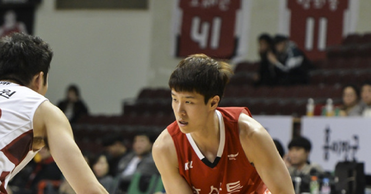 [JB포토] KGC 전성현 '자 빈틈 보였어'