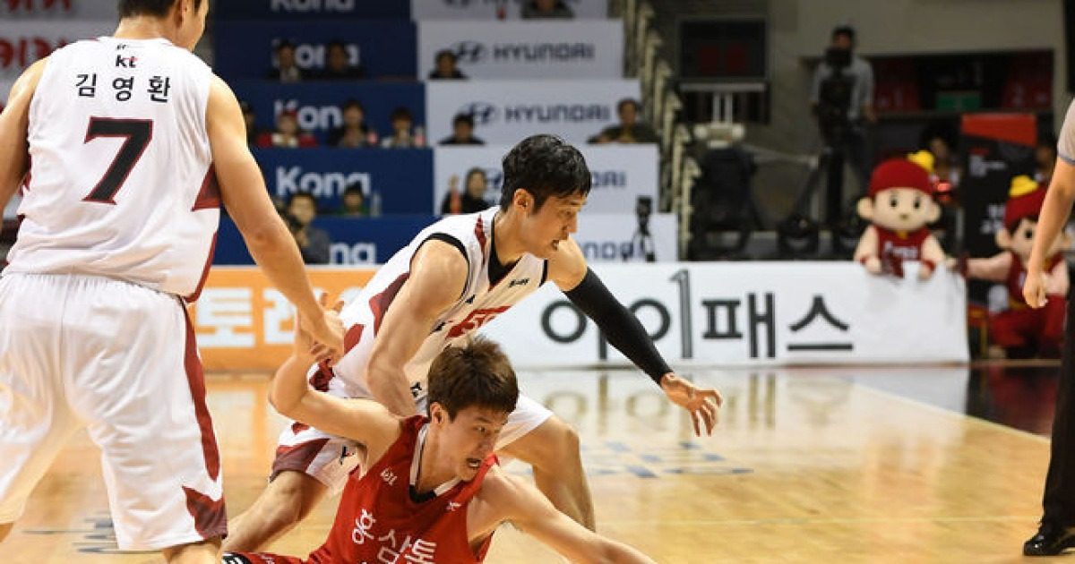 [사진]KGC-KT, '치열한 루즈볼 경합'