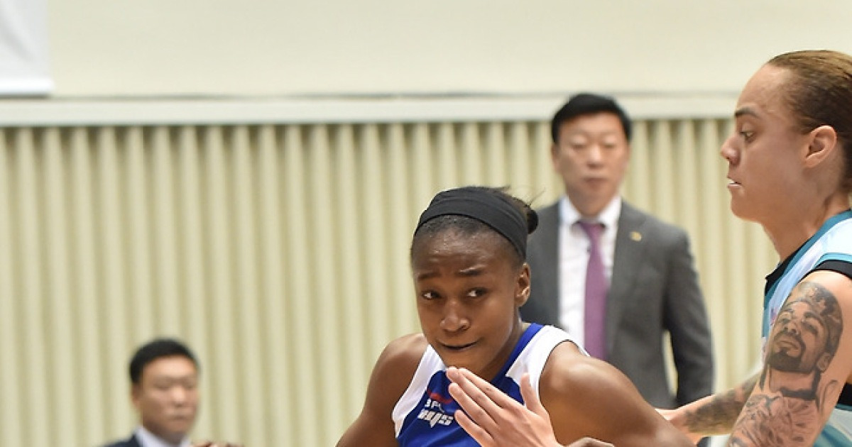 '로이드 25득점' KDB생명, KEB하나은행 누르고 시즌 첫승