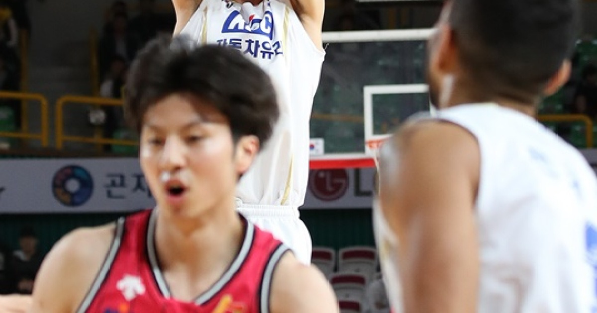 [JB포토] KCC 송교창 '수비들 사이로 슛'