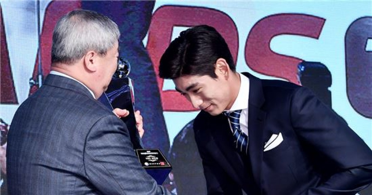 [ST포토] KBO 신인상 수상하는 넥센 이정후