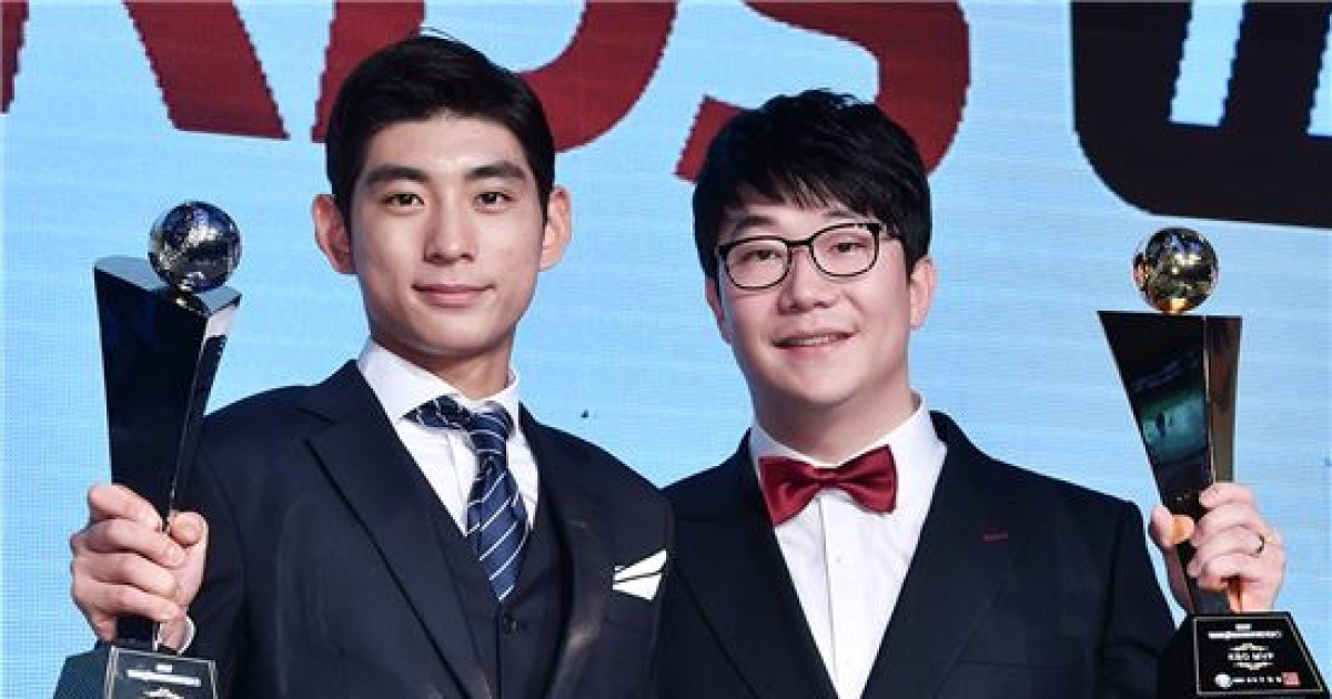 [ST포토] KBO 리그 MVP 수상한 양현종과 신인상 수상한 이정후