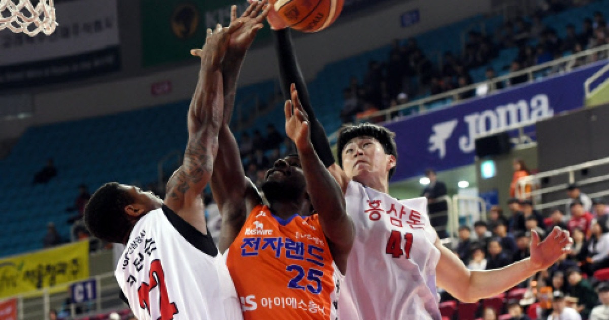 [SS포토] KGC 오세근, 셀비 잡는..; 파워 블록슛~!