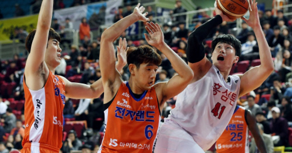 [SS포토] KGC 오세근, 파울에 쓰러지면서도..집념의 슛!