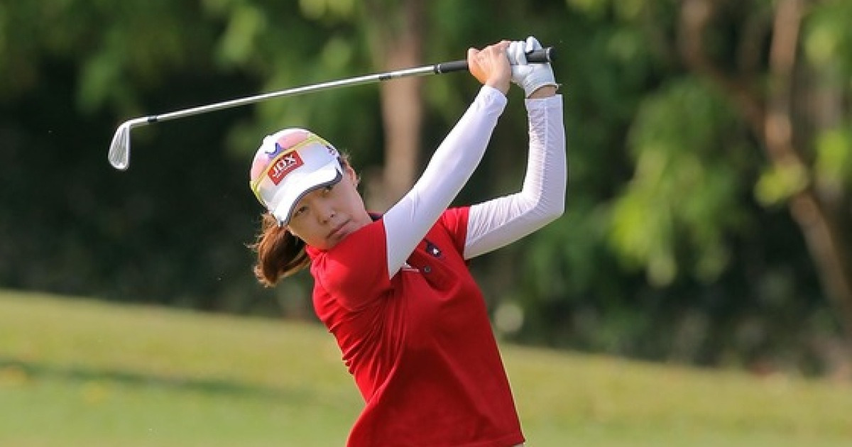 유선영, LPGA 블루베이 1라운드 단독 선두..'세계 1위' 박성현은 그린 캐디빕 받아