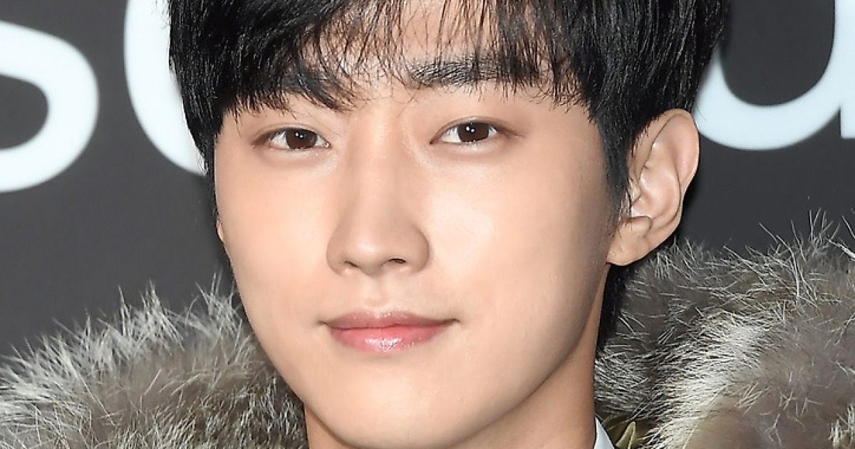 [포토엔HD] B1A4 진영 '손바닥만한 얼굴 클로즈업 필수~'