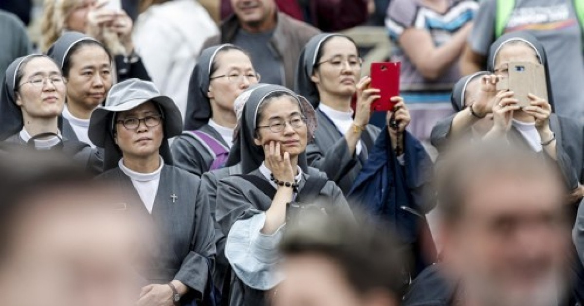 (FILE) VATICAN POPE PHONES