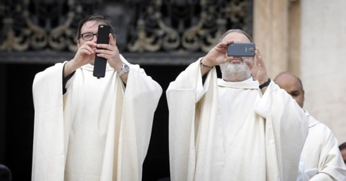 (FILE) VATICAN POPE PHONES
