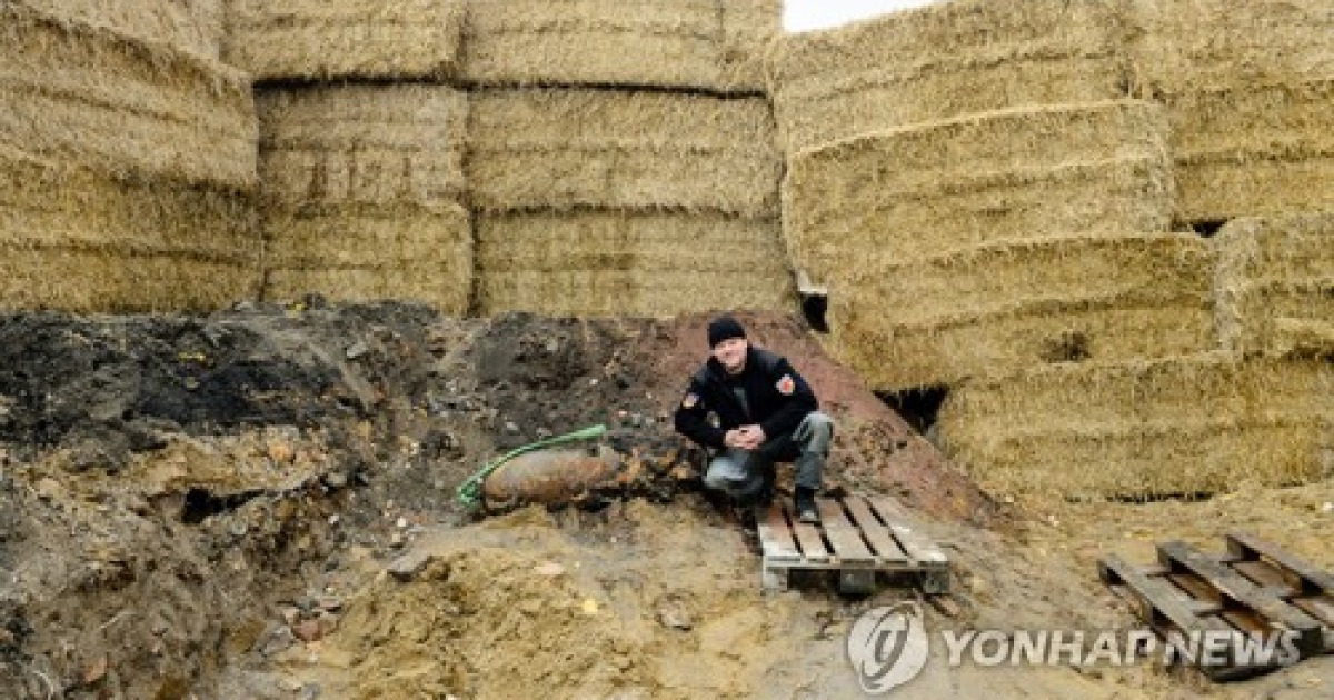 GERMANY WAR BOMB DEFUSAL