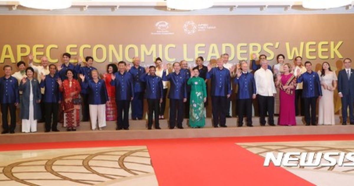 APEC 정상회의 갈라만찬 참석한 문재인 대통령 내외