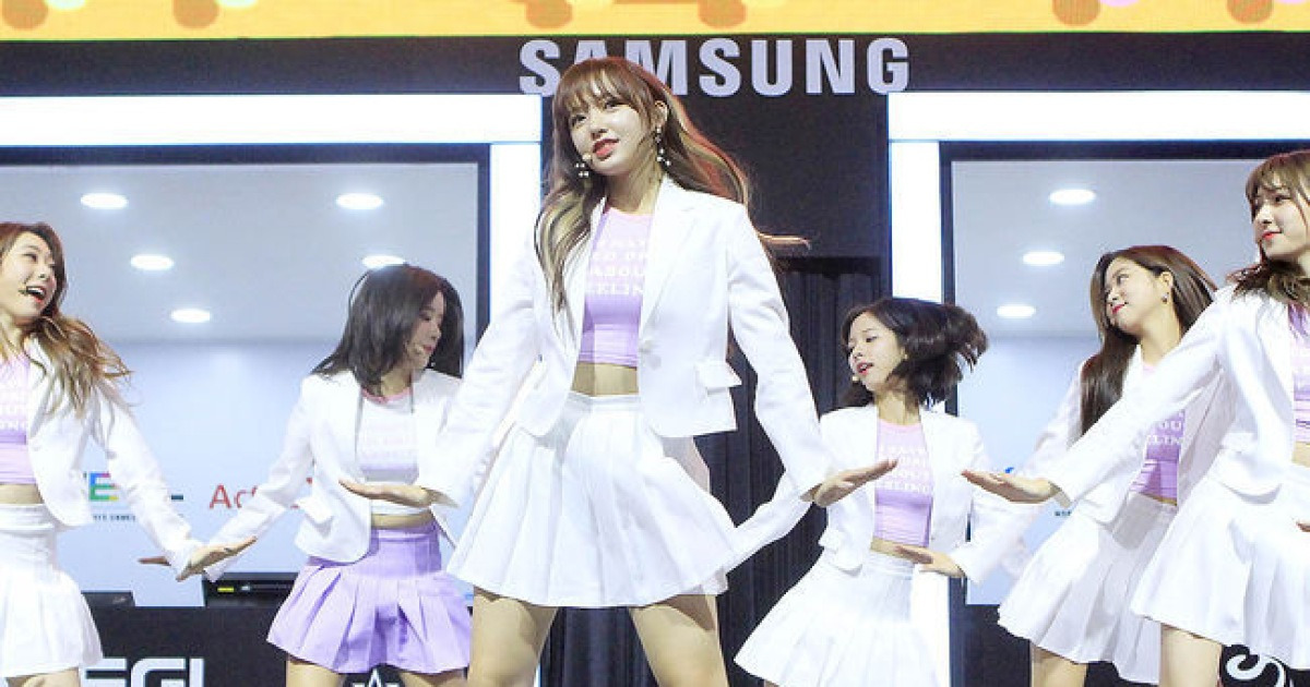 [사진] 우주소녀 성소, 'WEGL 오프닝 세리머니 시작할게요'