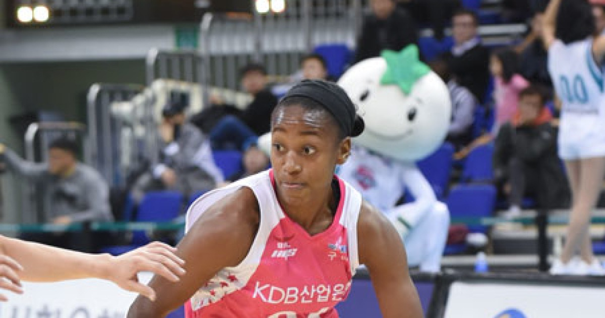 '로이드 24점' KDB생명, 하나은행 잡고 3연패 탈출