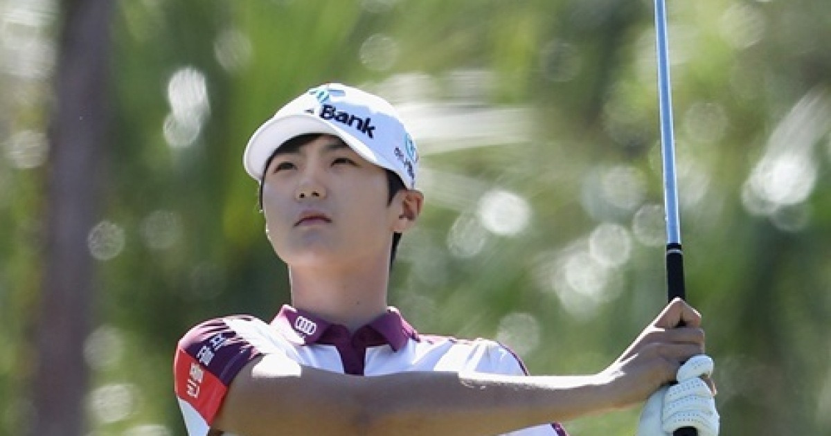 '대기록-3승 도전' 박성현, CME 3R 1타 차 공동 5위 주춤