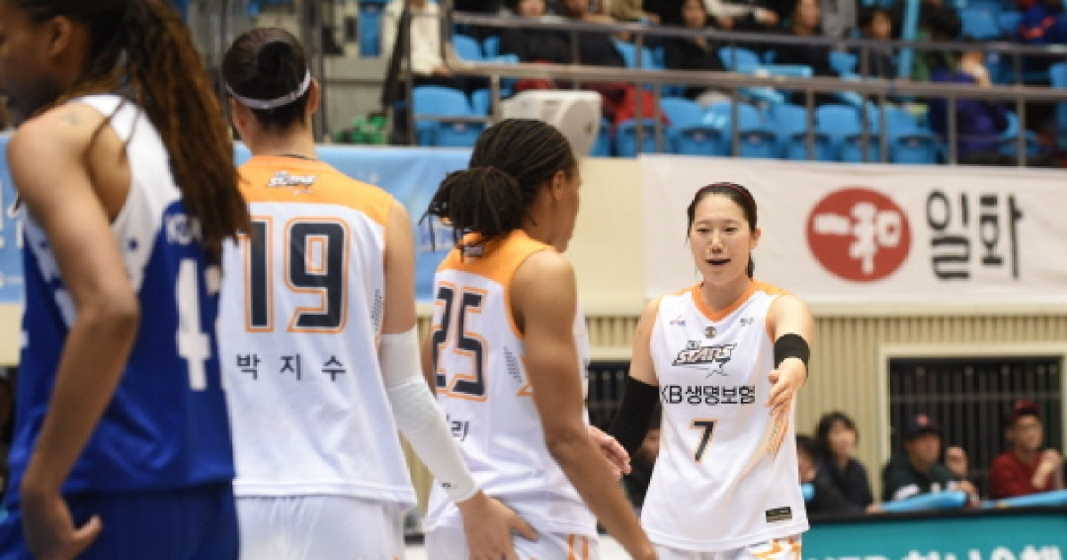 [BK Review] '베스트5 +10점' KB스타즈, KDB생명 꺾고 단독 1위 등극