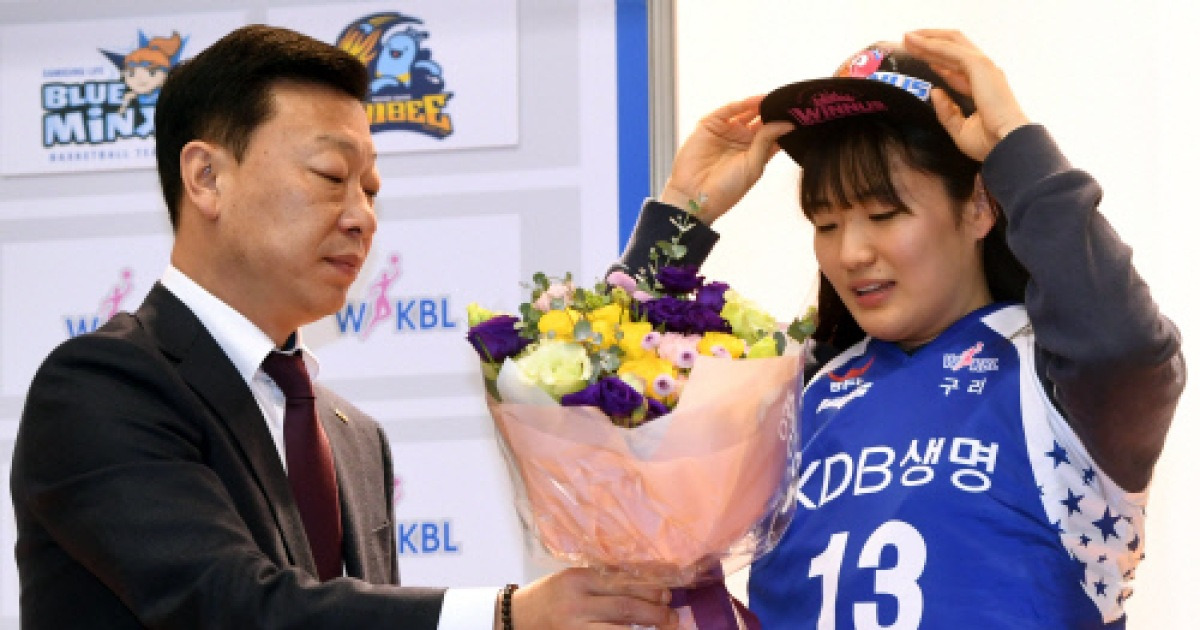 [SS포토] KDB생명 김영주 감독, 숙명여고 김지은 선택~!