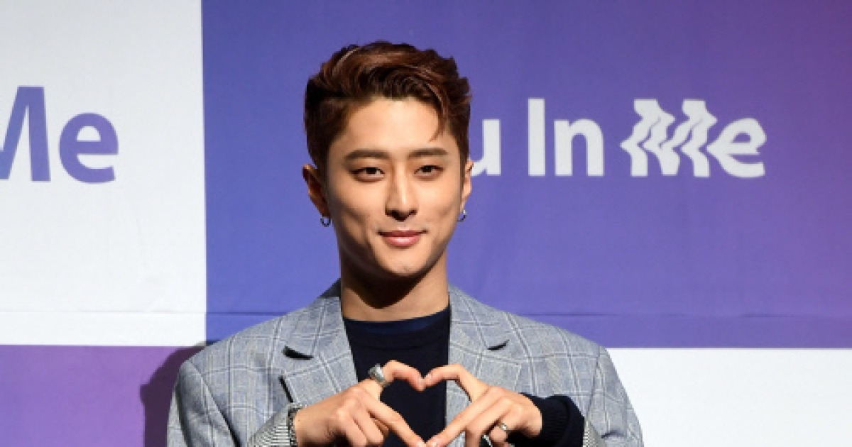 [SS포토] 카드(KARD) 제이셉, 컴백을 자축하는 하트~!