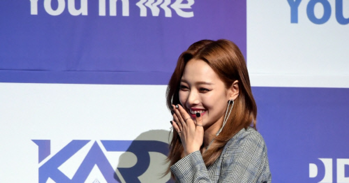 [SS포토] 카드(KARD) 전소민, 플래시 세례가~