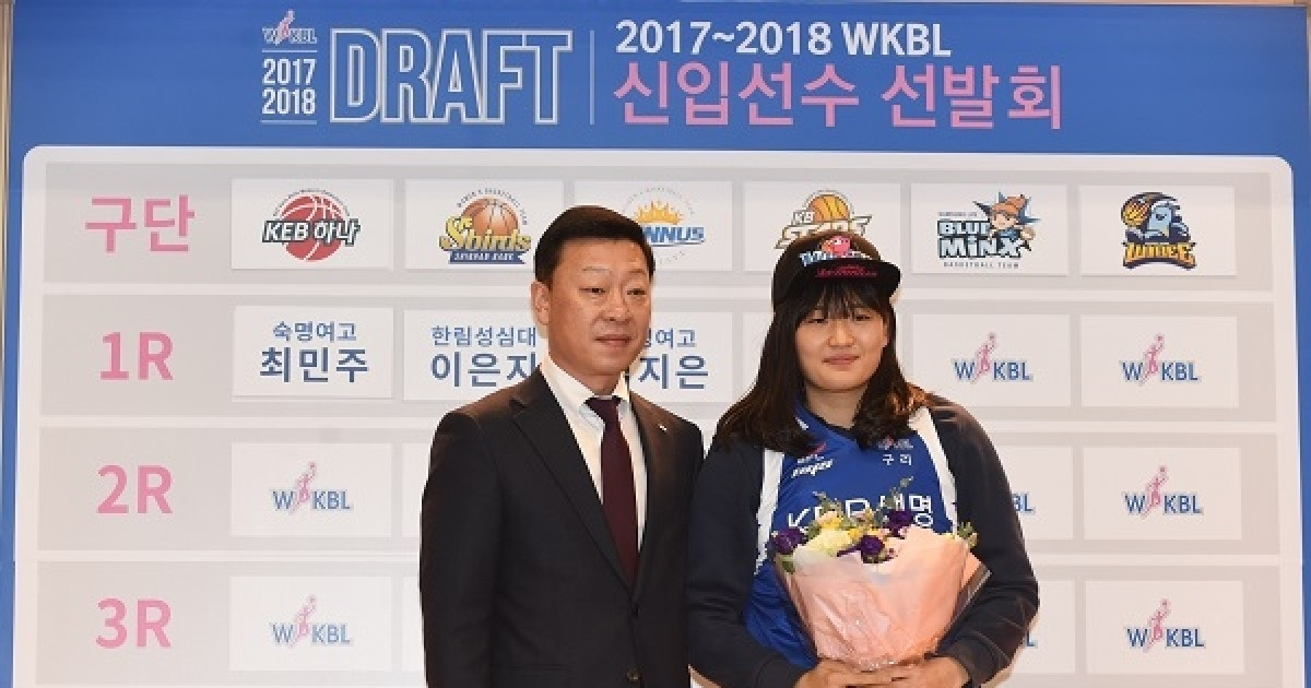 [WKBL 드래프트] KDB생명 김영주 감독, 전체 3순위 김지은 "멀리보고 키울 것"
