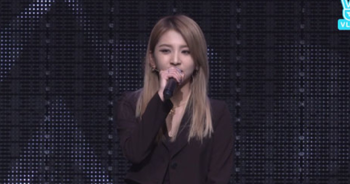 KARD 전지우 "근황? 해외투어 마치고 'AAA'에서 신인상도 받았다"(V라이브)