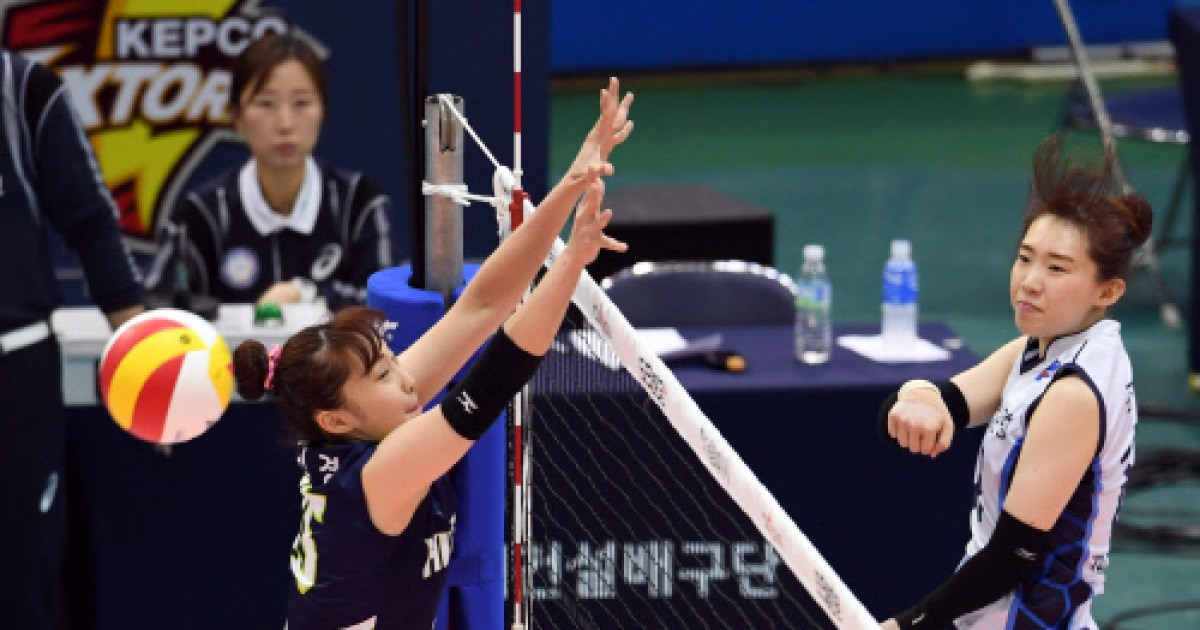 [SS포토]IBK기업은행 김미연, 블로킹은 피했는데..'