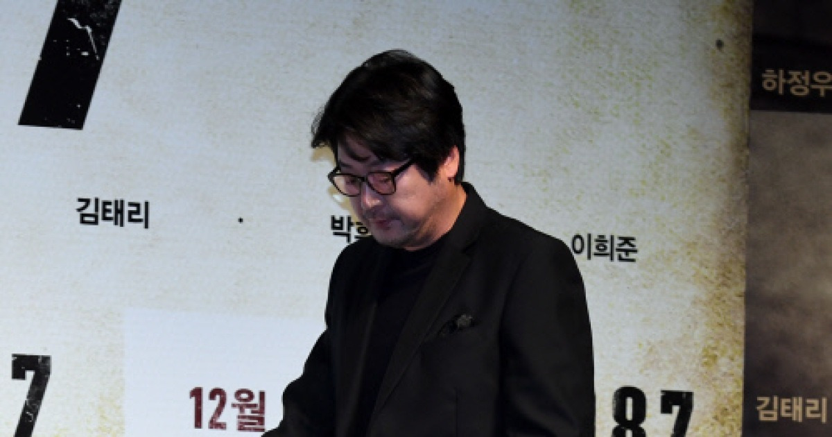[ss포토]영화 1987 제작보고회 입장하는 김윤석