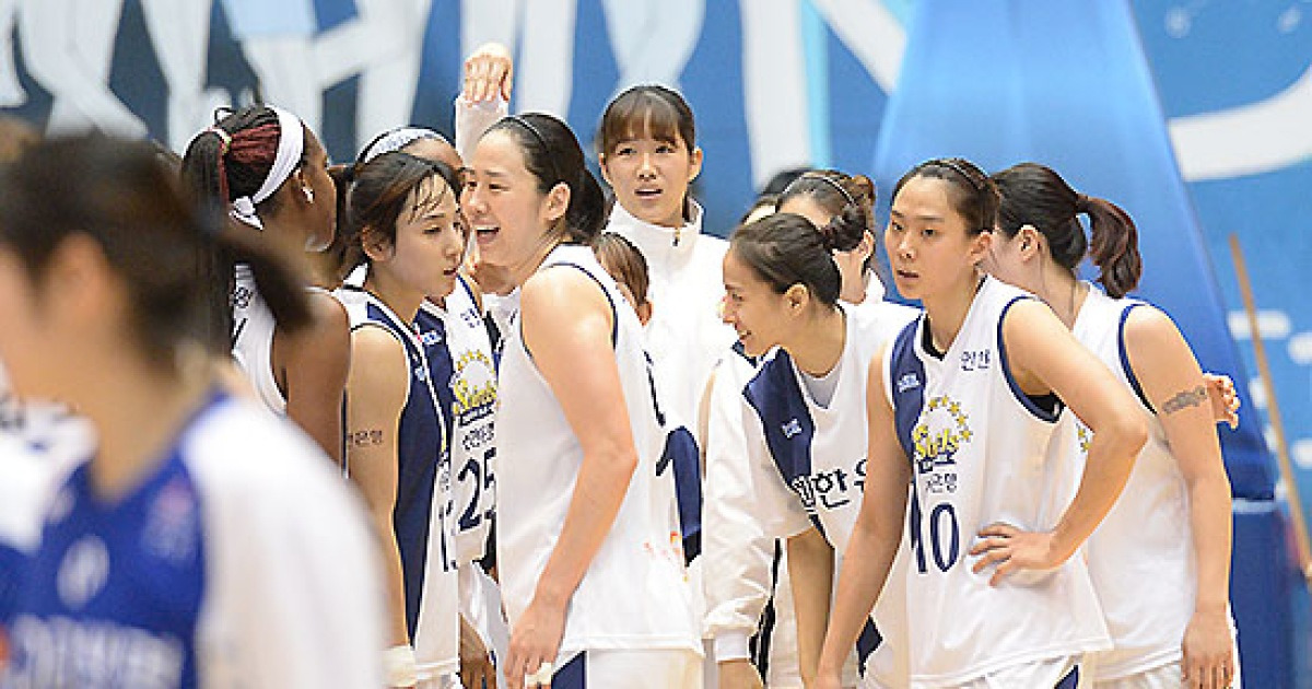 신한은행 'KDB생명에 64-55 승리' [MK포토]