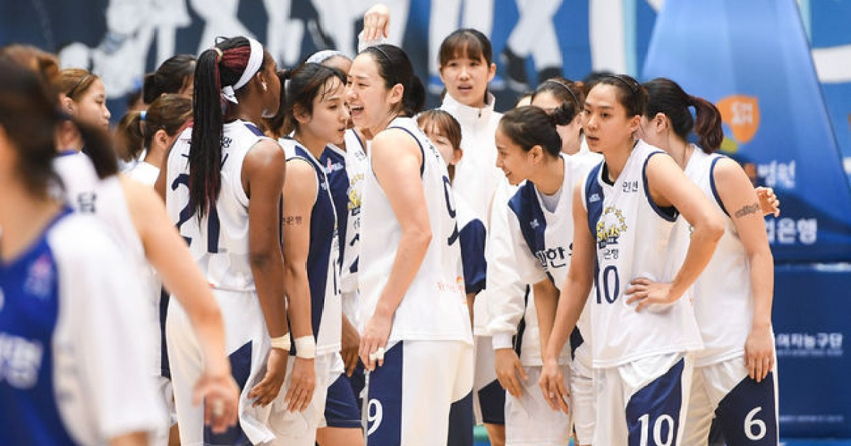 [사진]KDB생명 64-55 격파 신한은행,상위권 도약해보자'