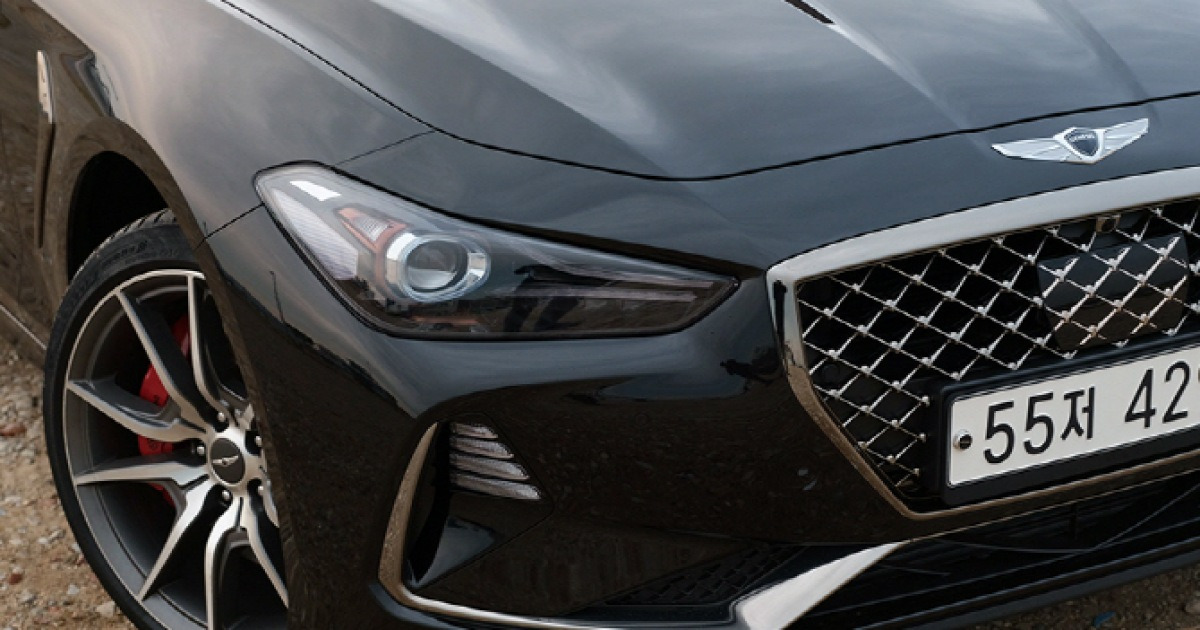 [포토] 스포티한 감성이 돋보이는 제네시스 G70의 헤드라이트