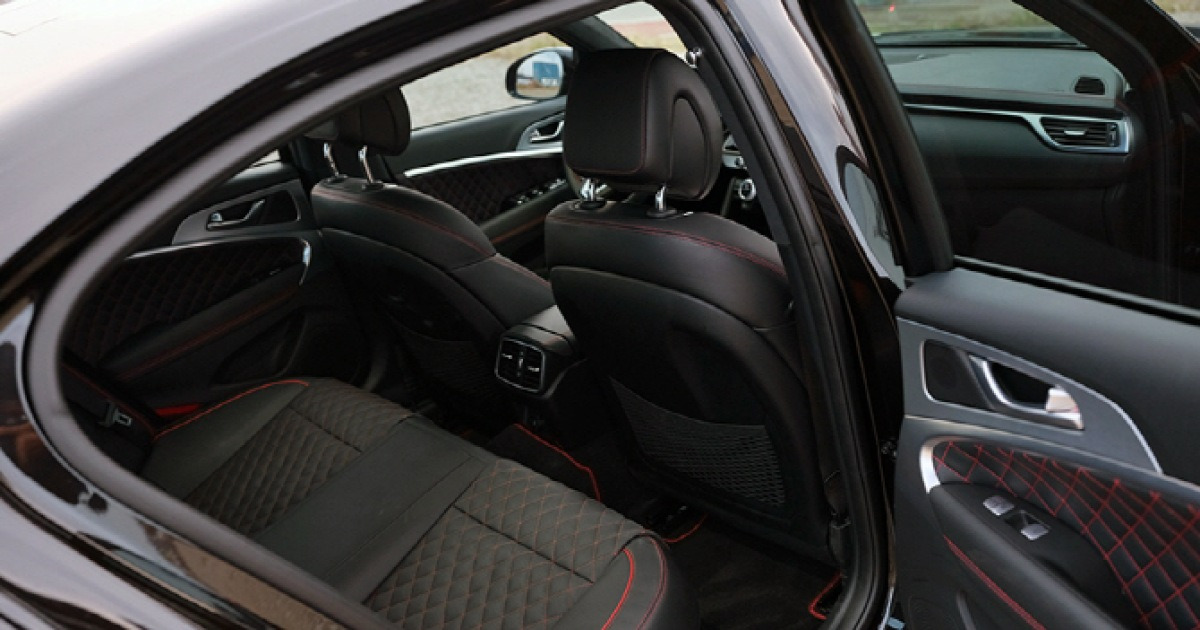 [포토] 풍부한 쿠션감이 돋보이는 제네시스 G70의 2열 공간