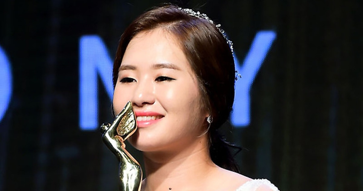 [엑's HD] 이정은 'KLPGA 대상 트로피에 키스를'