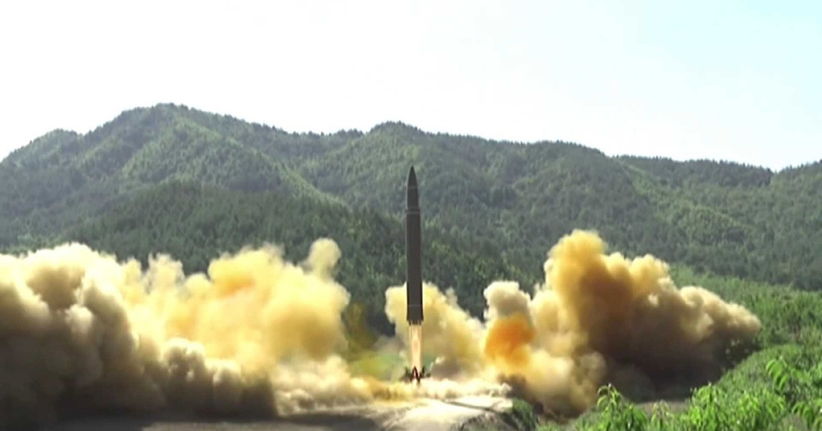 북한, 75일 만에 미사일 발사 도발..당국 "개량 ICBM급 추정"