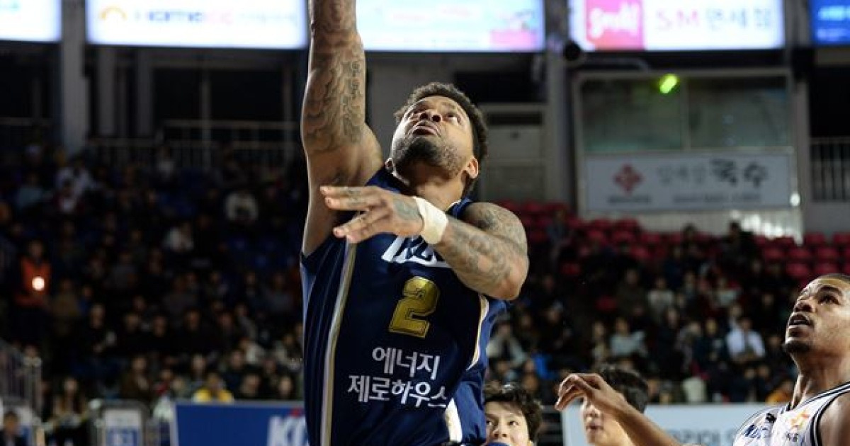 '승리 합창' DB-KCC, 선두 SK에 반 경기 차 추격