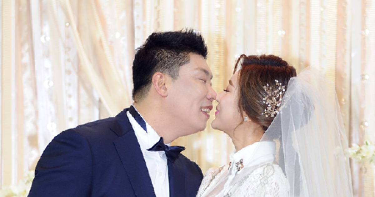 나지완 양미희 신혼부부의 달콤한 키스 [mk포토]