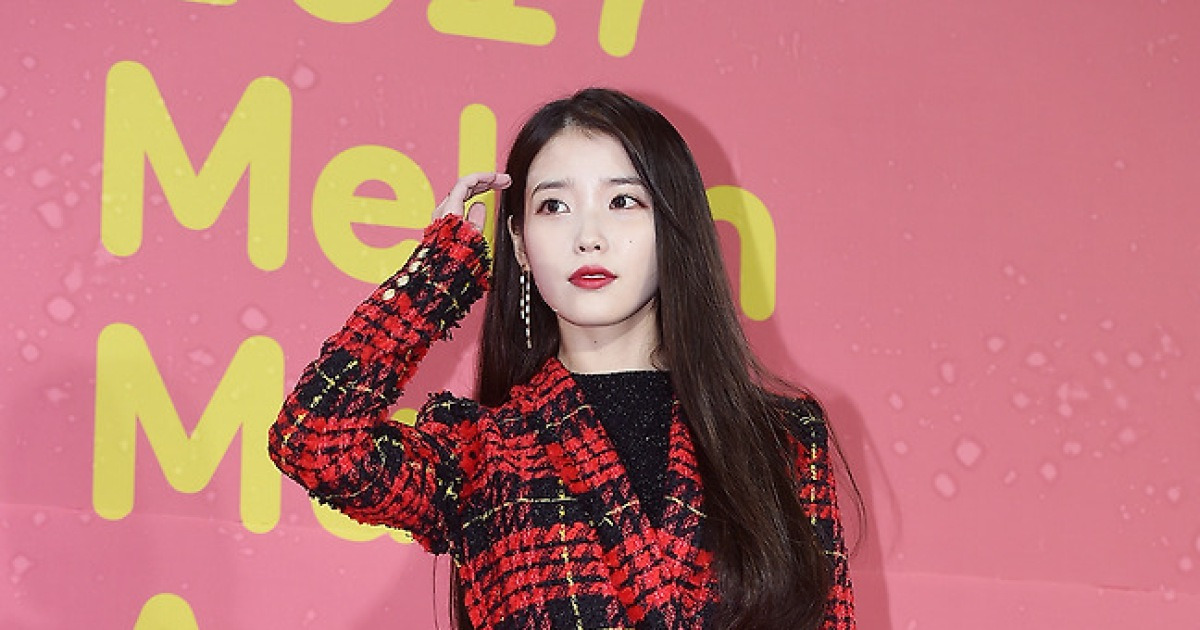 [포토엔hd] 아이유 미니스커트로 각선미 과시