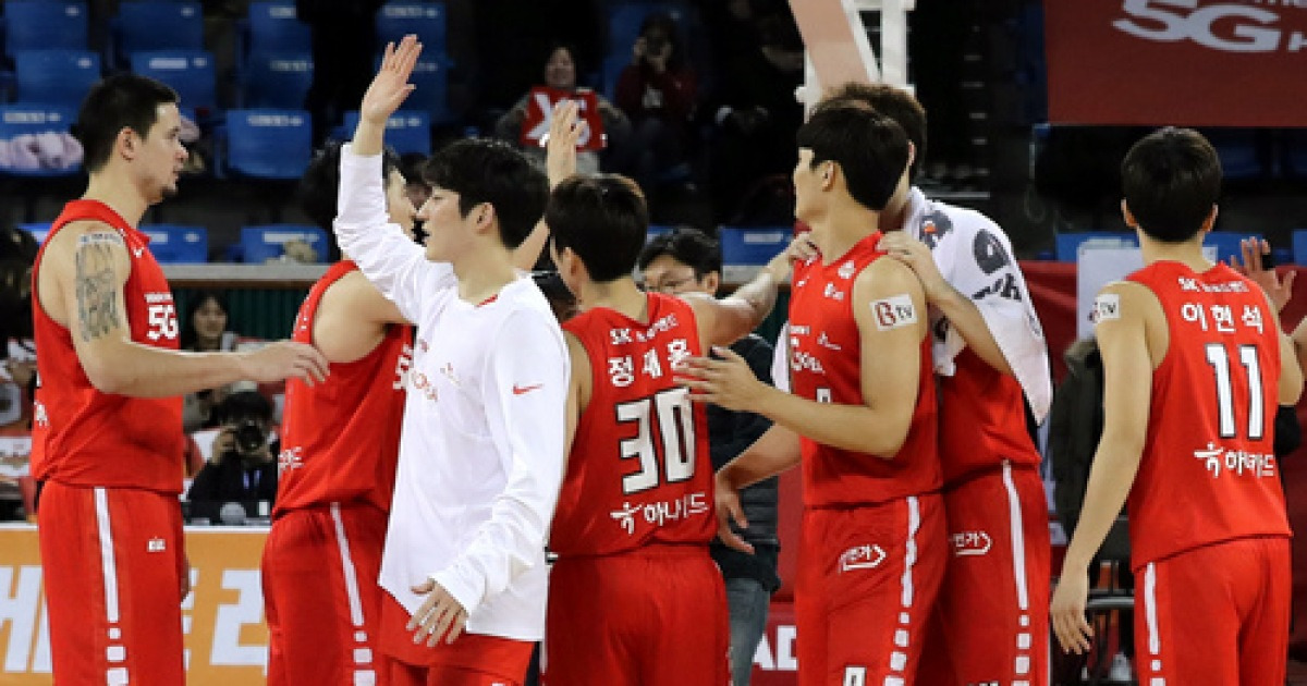 SK, 'KCC 8연승 저지하고 단독 선두