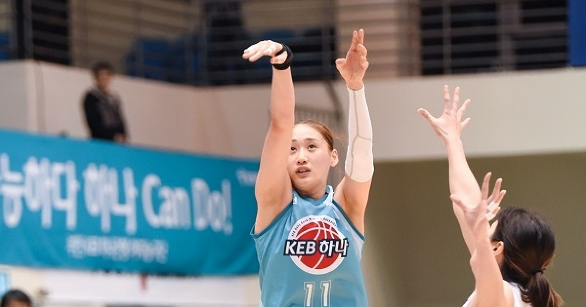 [S코어북] '포워드 대전' KEB하나, 강이슬 앞세워 KDB생명에 승..'4연패 탈출'