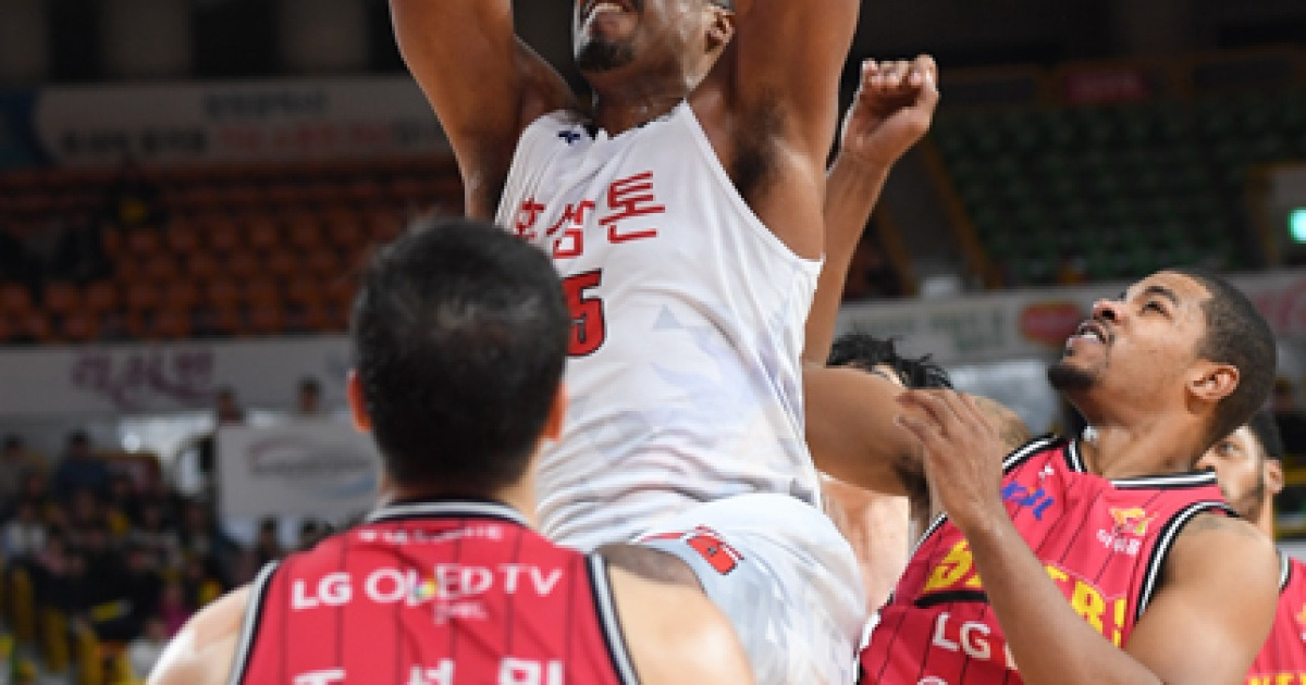 '사이먼 결승 팁인' KGC, 혈투 끝 LG 제압