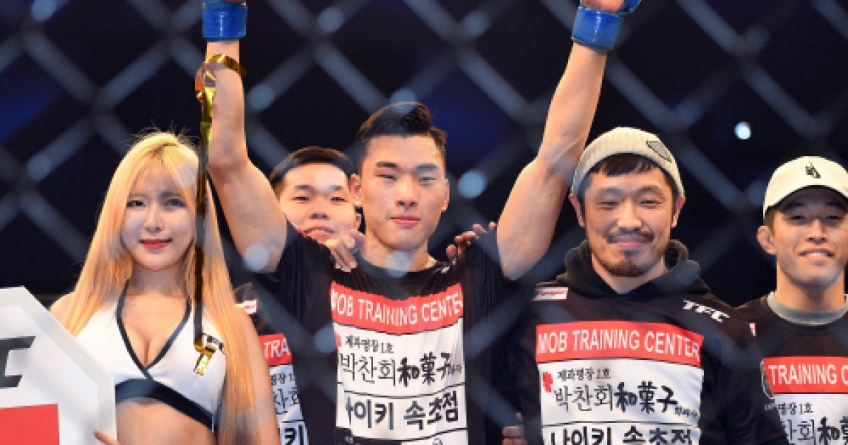 TFC 페더급 챔피언 벨트를 메는 최승우, "너무 짜릿해~"