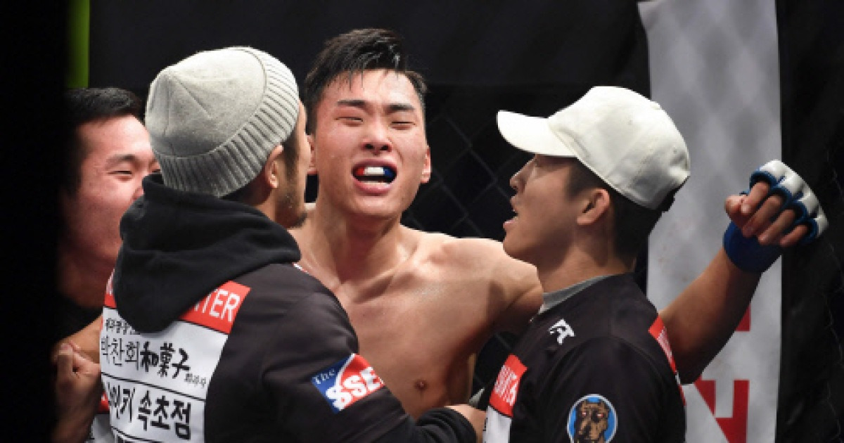 [포토]김재웅을 KO시키고 환호하는 최승우, "TFC 페더급 챔피언은 바로 나야!"