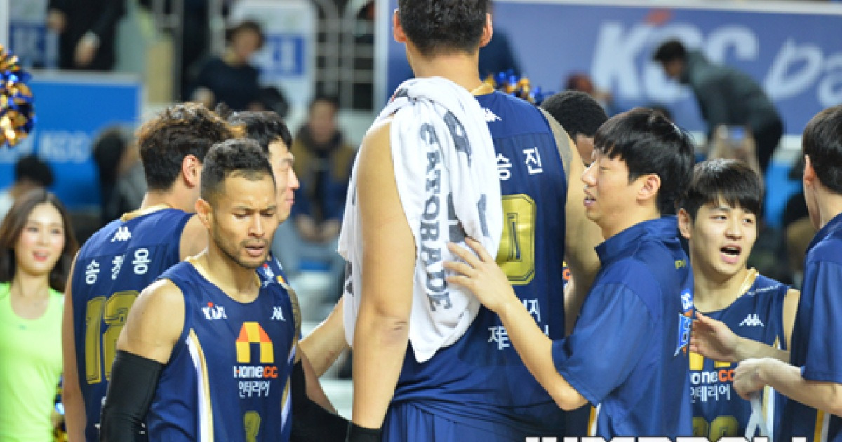 [JB포토] KCC '힘들게 이겼어'