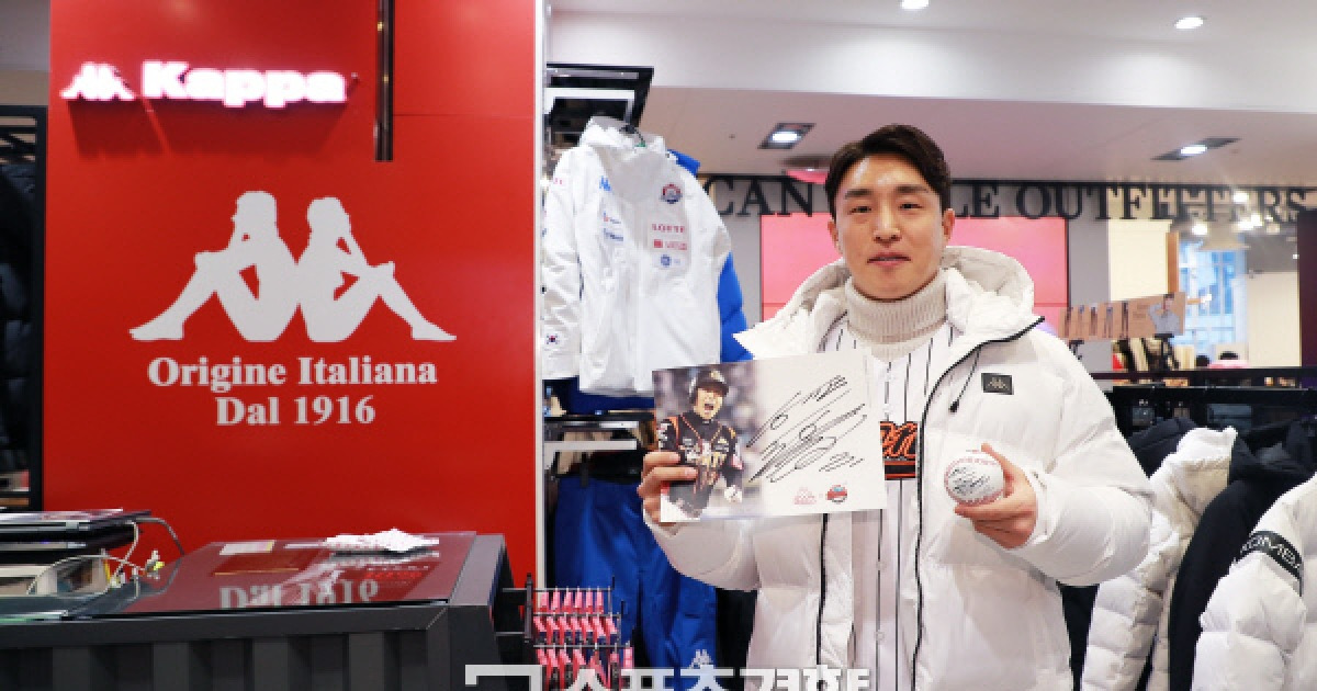 [스포츠경향 포토]롯데 손아섭, 제 사인 어떤가요?