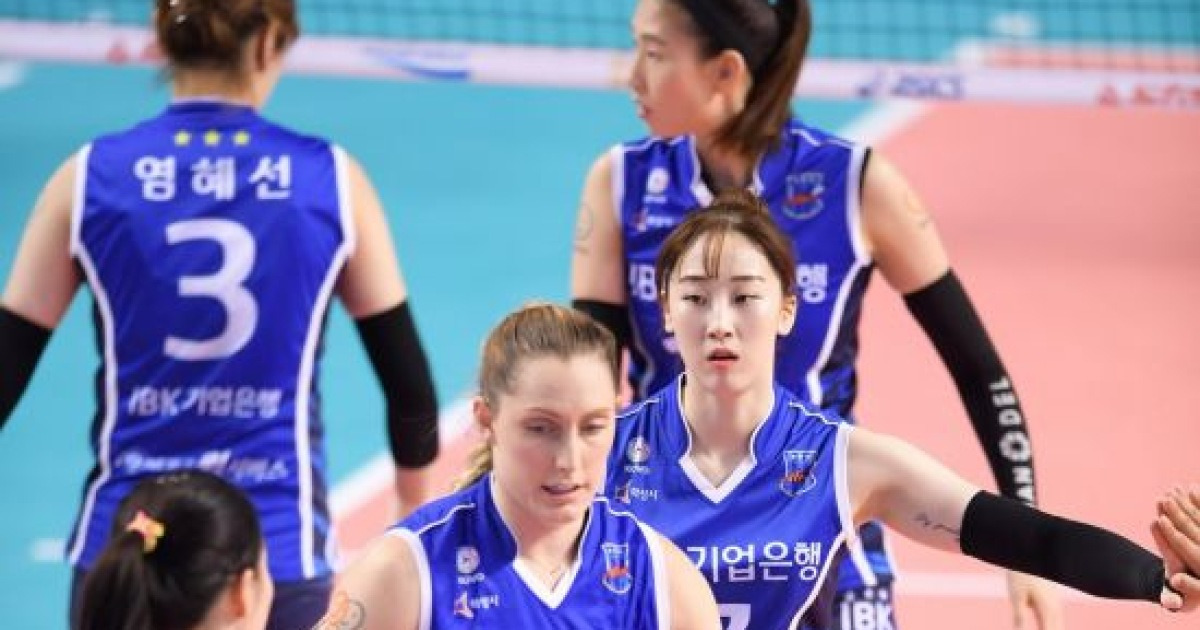 '메디 33점' IBK기업은행, GS칼텍스에 셧아웃 승리