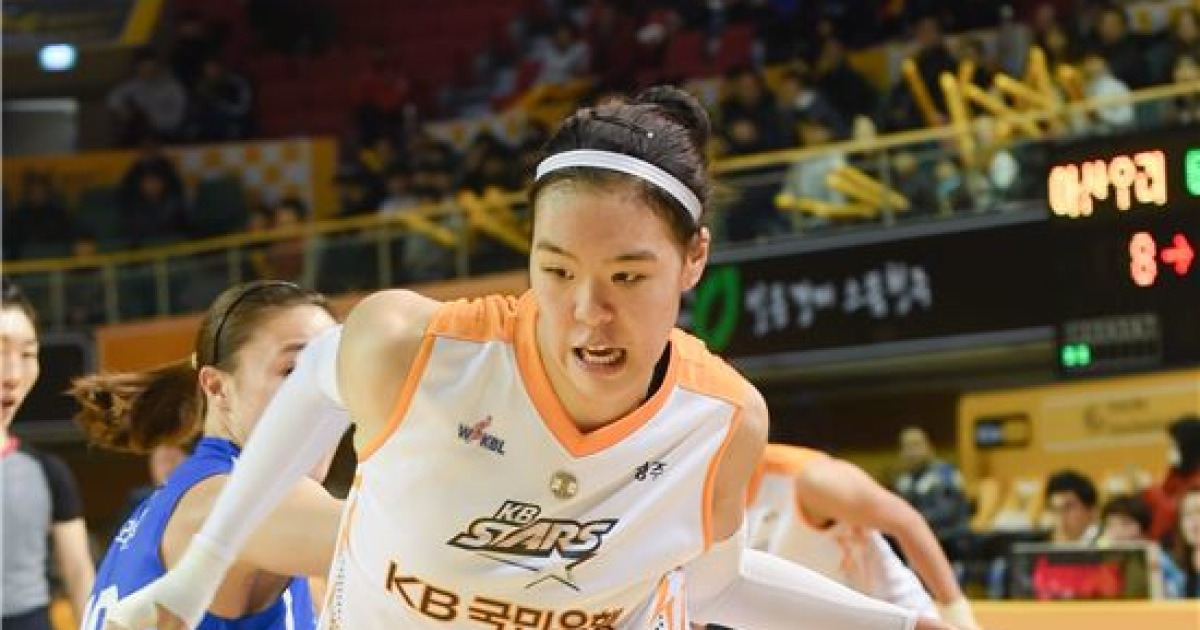 '박지수 16리바운드' KB스타즈, KDB생명 꺾고 공동 선두