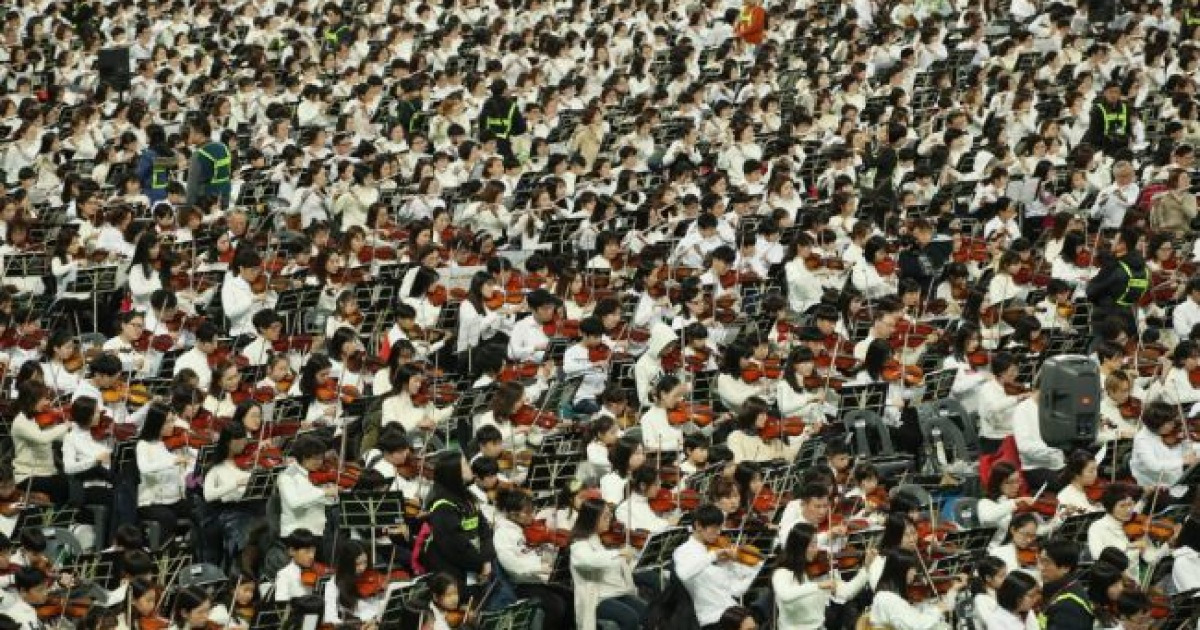 Record-breaking 8,000-member orchestra perform in Seoul