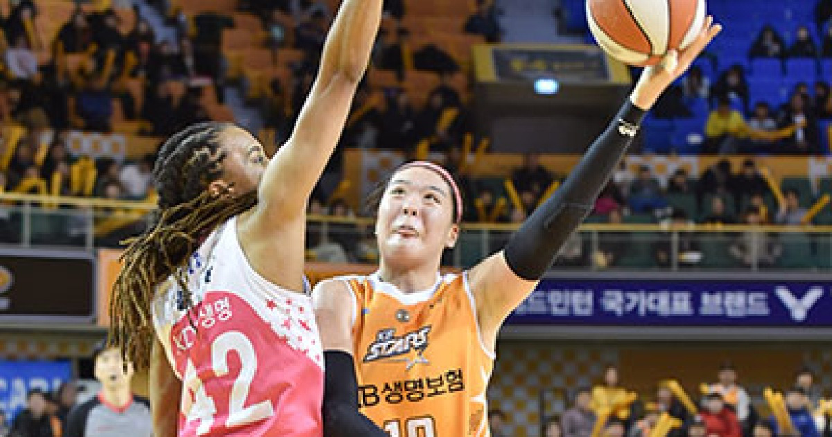 '홈 불패' KB스타즈, KDB생명 꺾고 공동 1위