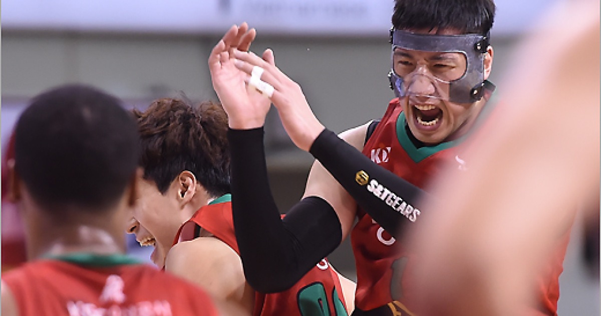 '5명 10+득점' KGC, SK 꺾고 6연승..3위 1.5G 추격