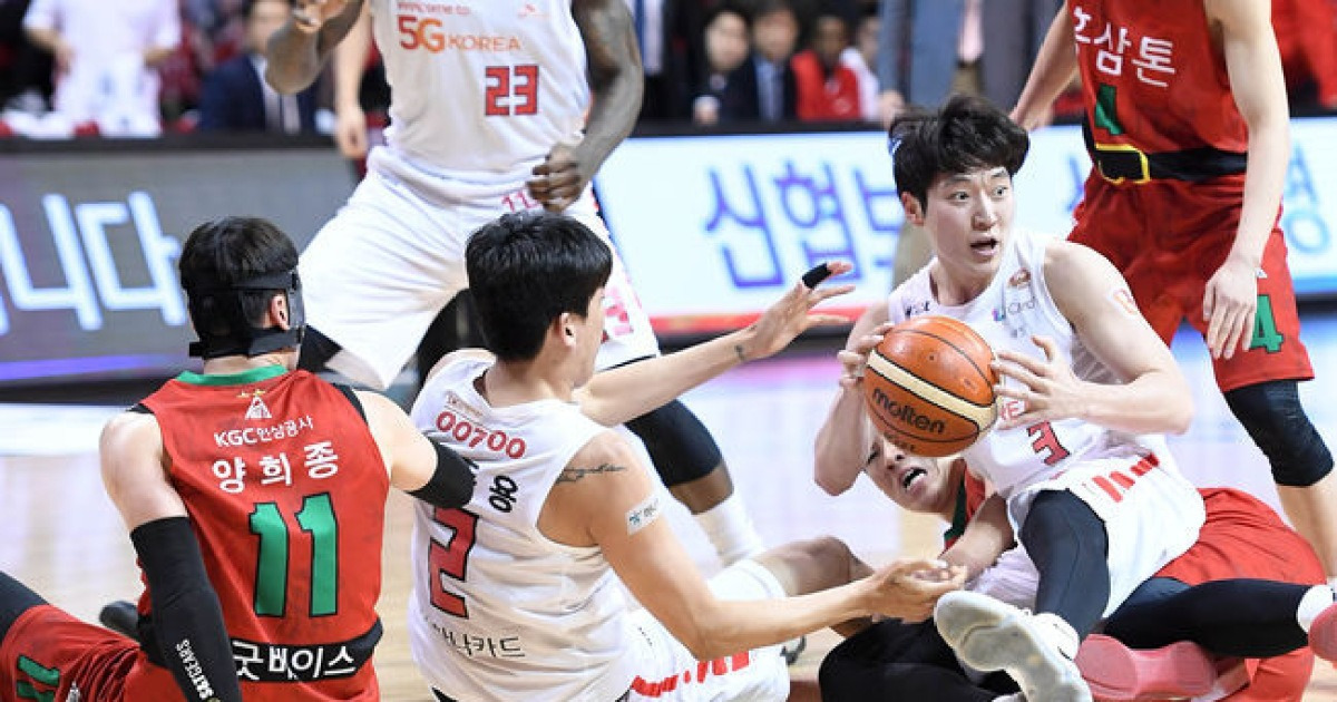 [사진]SK-KGC,'양보 없는 루즈볼 다툼'